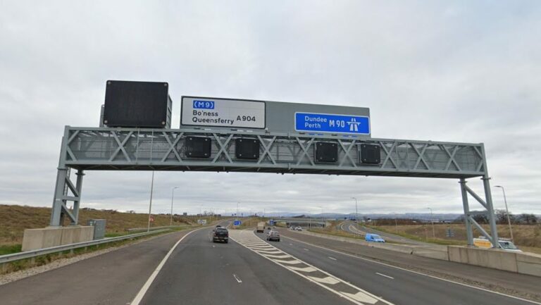 REPAIRING GANTRY SIGNS ON THE M90 - BEAR Scotland